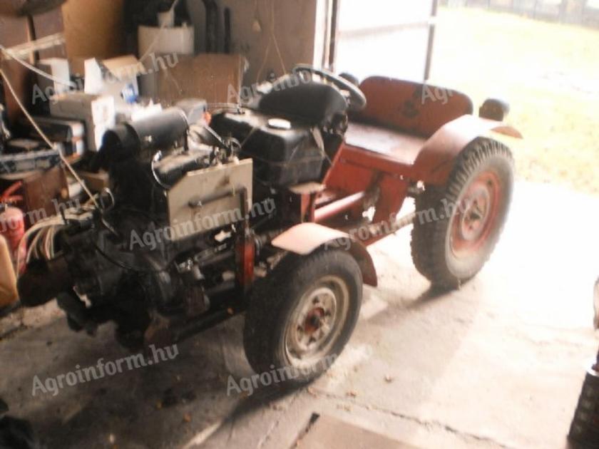 Kis traktor frissen felújított Trabant motoros, utánfutóval együtt ...