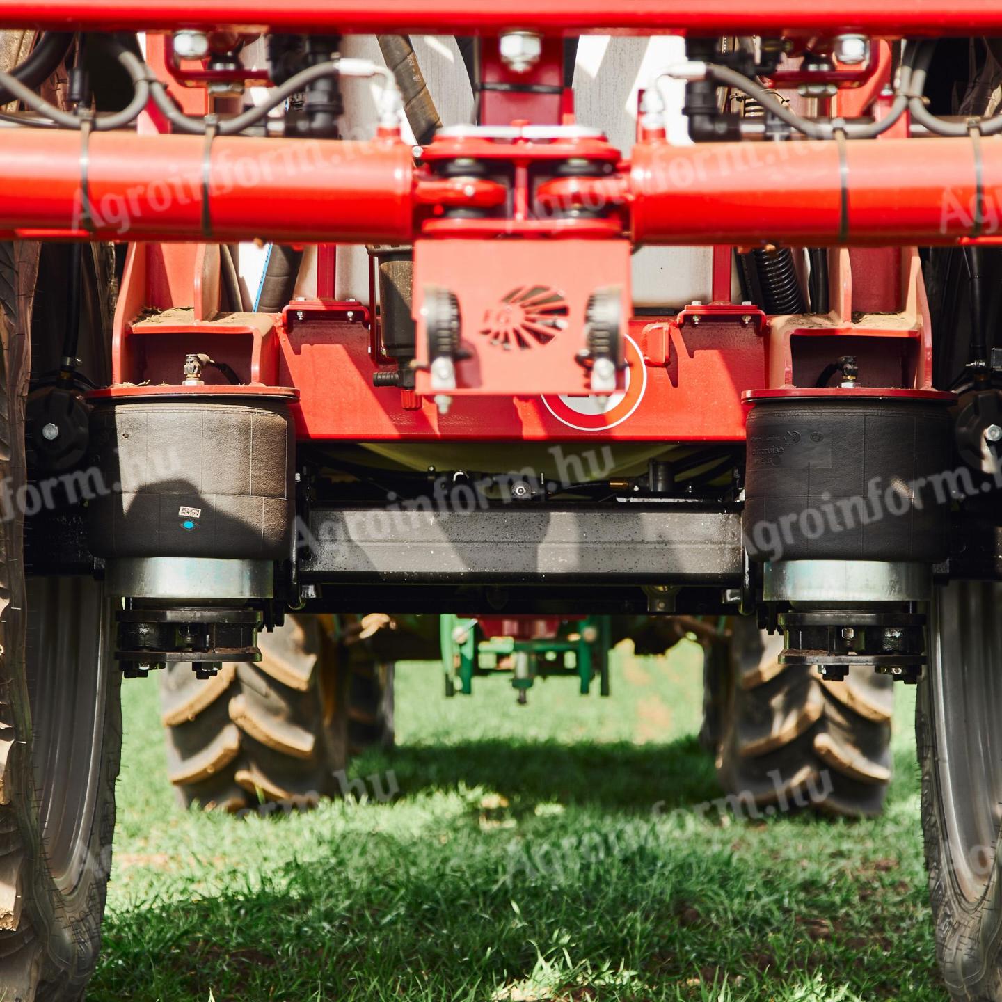 KERTITOX REVOLUTION SZÁNTÓFÖLDI PERMETEZŐGÉP - 3000 / 18 - LÉGRUGÓ ...