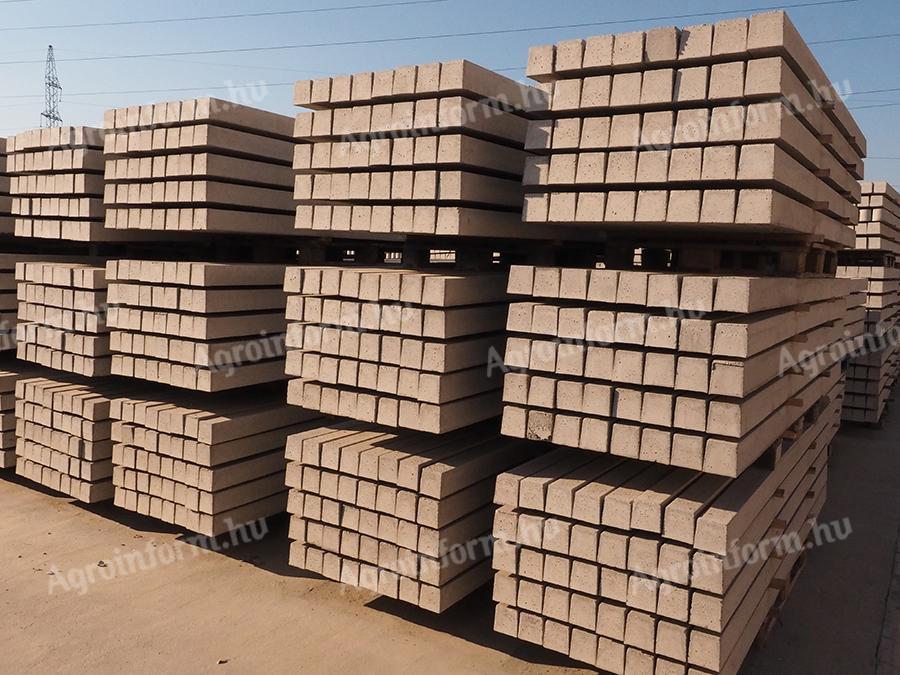 Beton oszlop, beton lábazati alj, PVC háló, csőoszlop zártszelvény ...