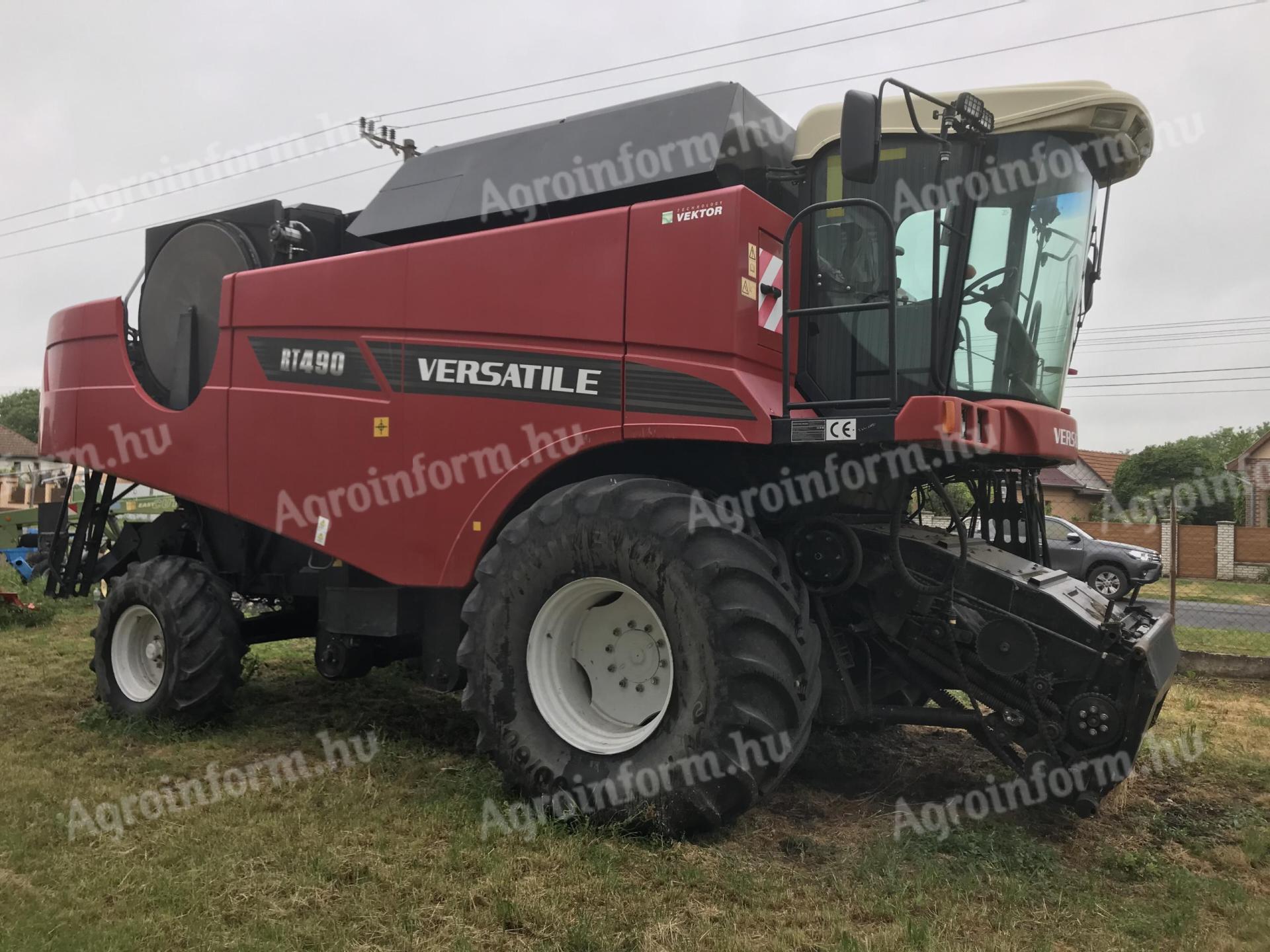 Versatile RT490 kombájn gabona- és kukoricaasztallal, 980 üzemórával ...