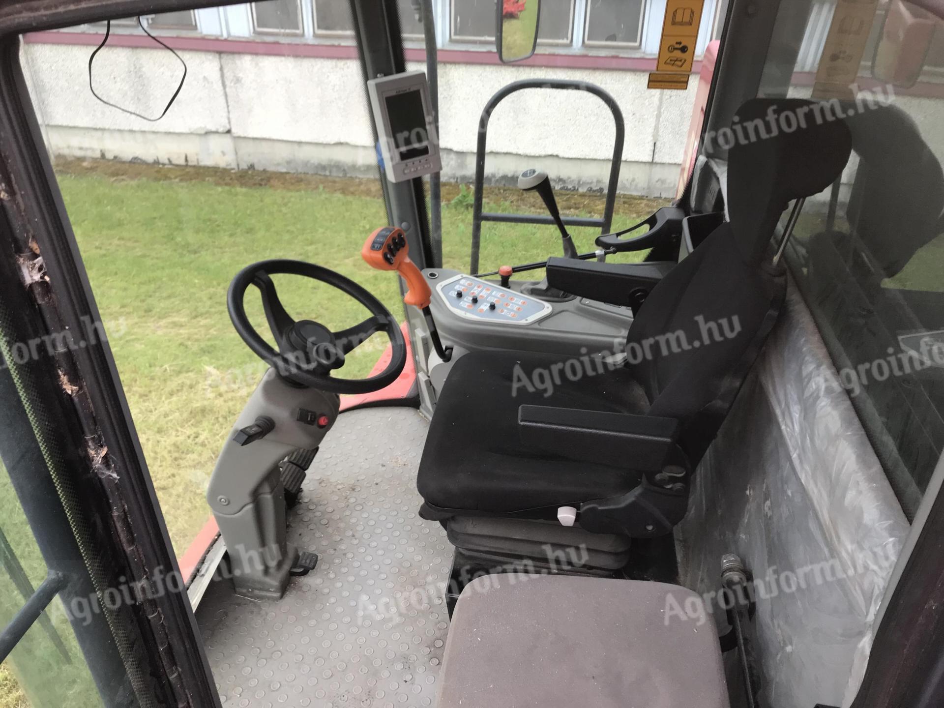 Versatile RT490 kombájn gabona- és kukoricaasztallal, 980 üzemórával ...