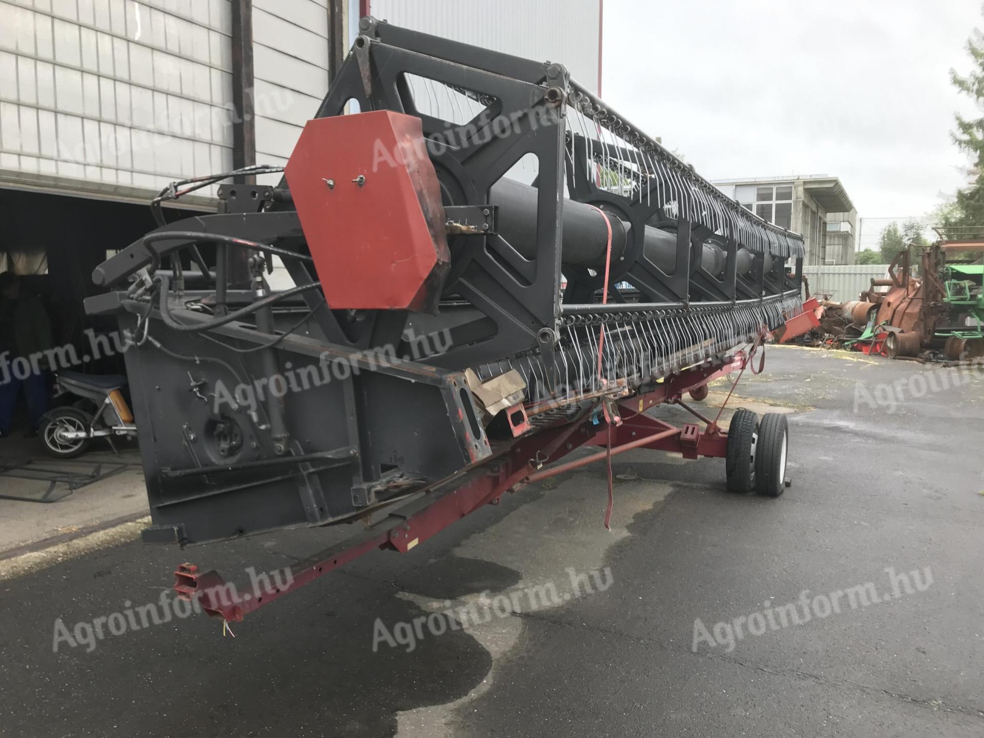 Versatile RT490 kombájn gabona- és kukoricaasztallal, 980 üzemórával ...